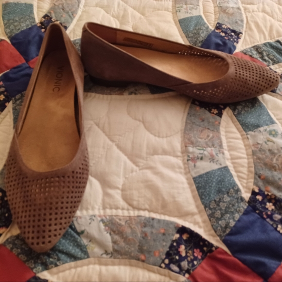 Vionic | Shoes | Vionic 75 7 2 Taupe Brown Flats Shoes Posie | Poshmark
